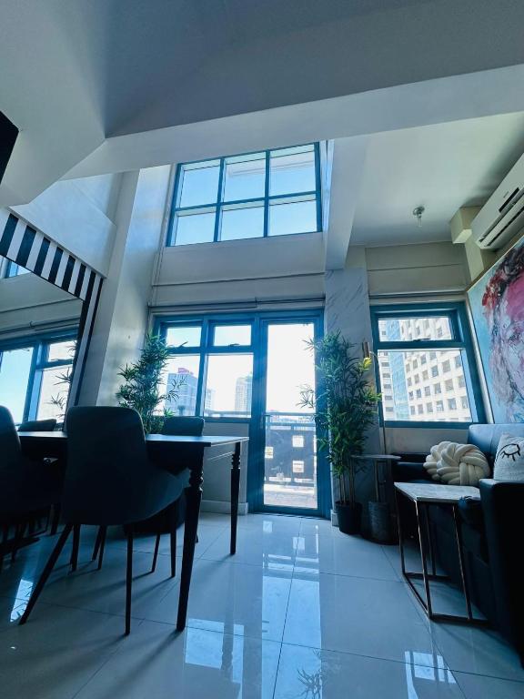 Newly Renovated 2-storey Loft at Greenbelt 1, Manila (aktualisierte ...