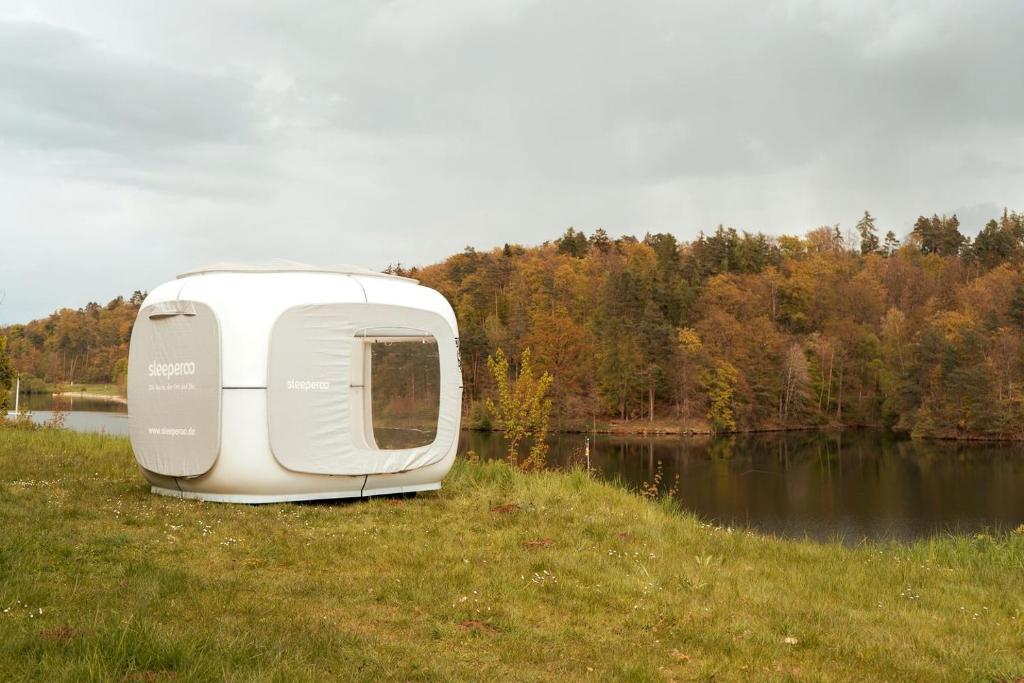 Amazing Riverfront Cube Bubble in Wetterburg, Hessen، Wetterburg (أسعار محدثة لعام 2026)