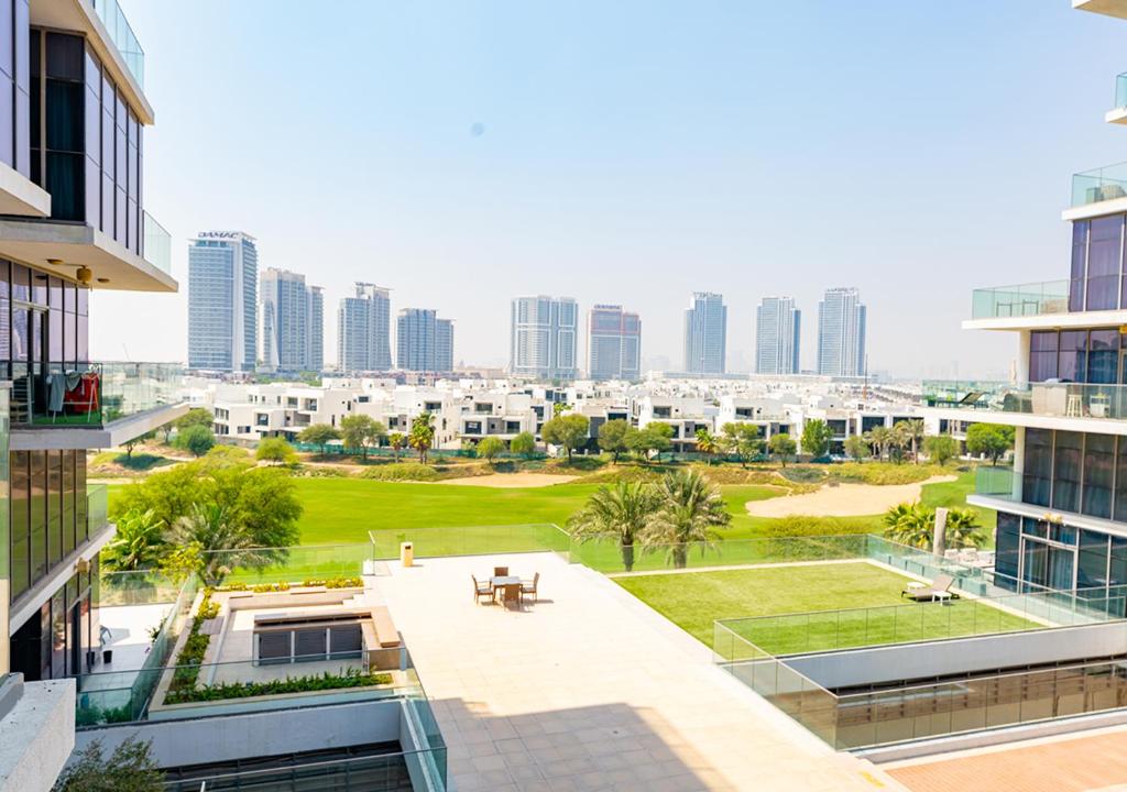 Chic 2BR in Damac Hills with Golf & Pool View, Dubái (precios ...