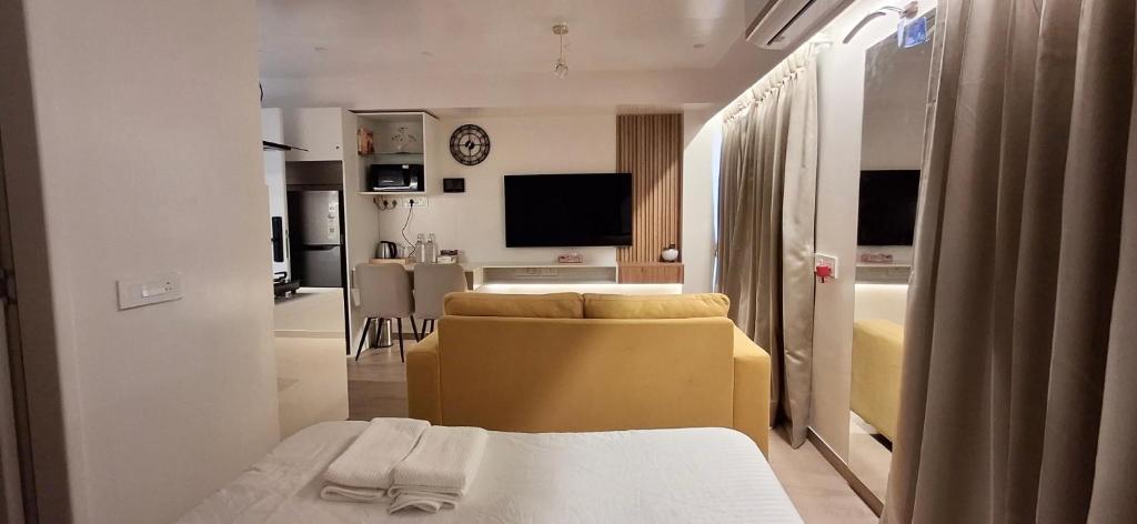 Neon Vimannagar studio near Pune Airport Symbiosis College 5 min walk ...