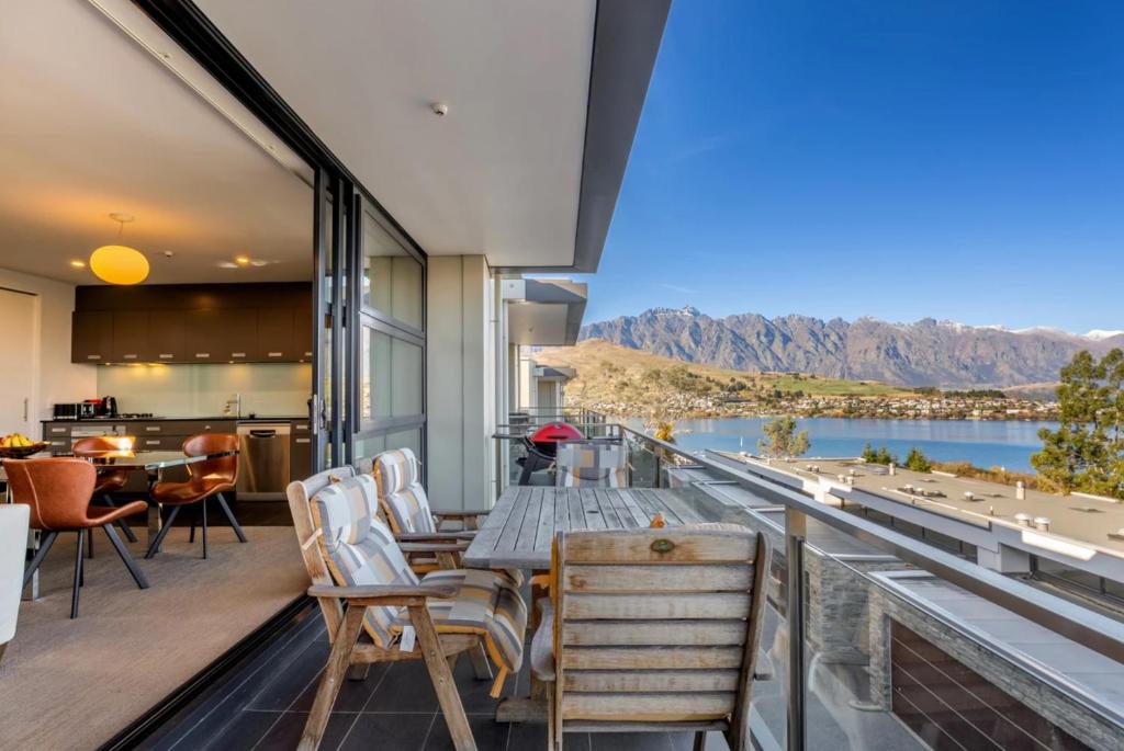 Panoramic lake views - Easy walk to town!, Queenstown (aktualisierte ...