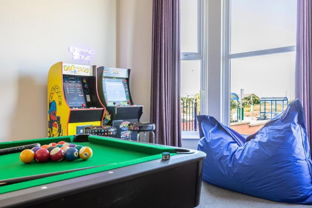 Entire Home on Beach Front, Sleeps 25 with Free Parking, Rhyl (updated ...