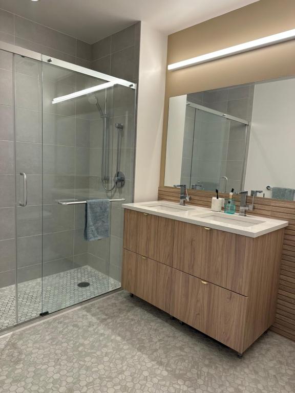 Modern Corner High-Rise with Hudson River Views, New York (2025-ös ...