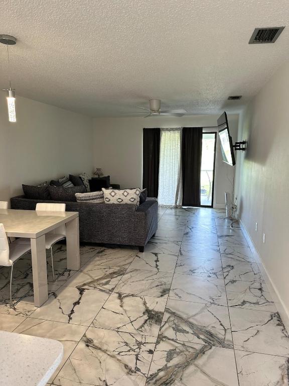 Canal front new everything near Boca Grande Beach, Rotonda West (aktualne ceny na rok 2025)