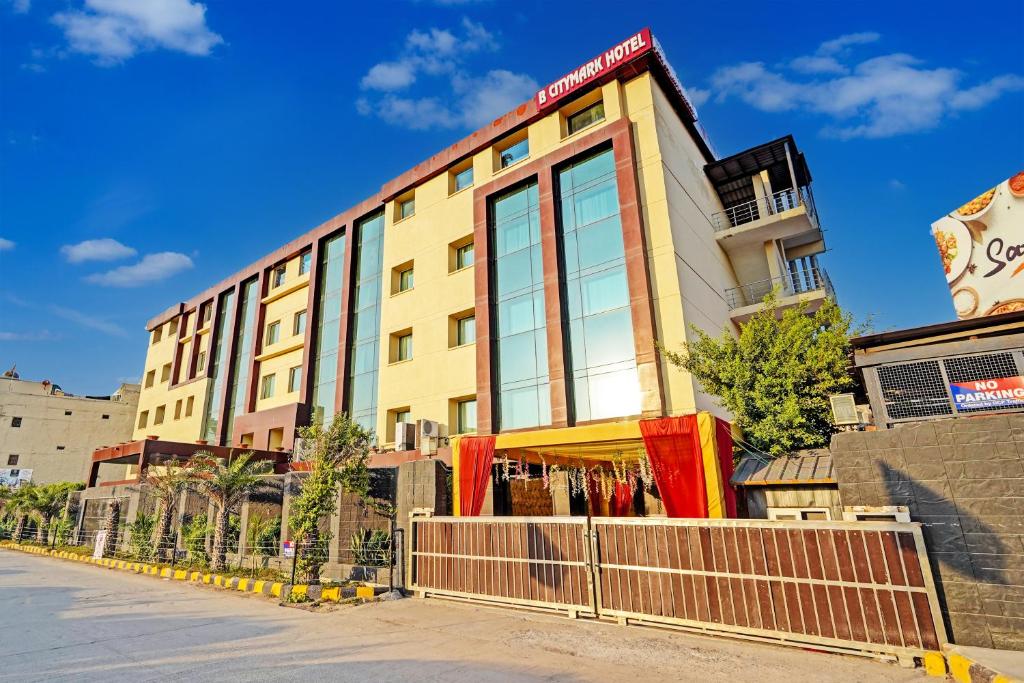 Hotel City Mark - 500 Mtrs from Gurgaon Sadar Bazar, Gurgaon की (2026 ...