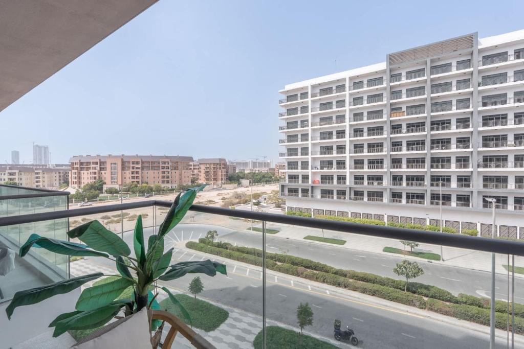 Chic Unit in Studio City Sleeps 2 with Pool and Gym, Dubai (updated na ...