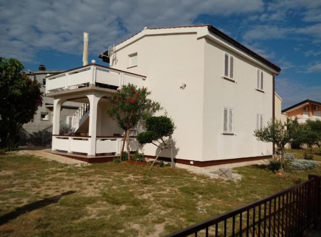 Charming Apartments Dokoza Vir, Vir (precios actualizados 2025)