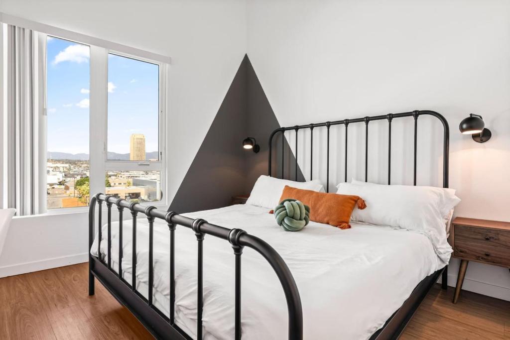 Artsy and Chic Stay, Walk to Little Tokyo with DTLA Views, Los Ángeles ...