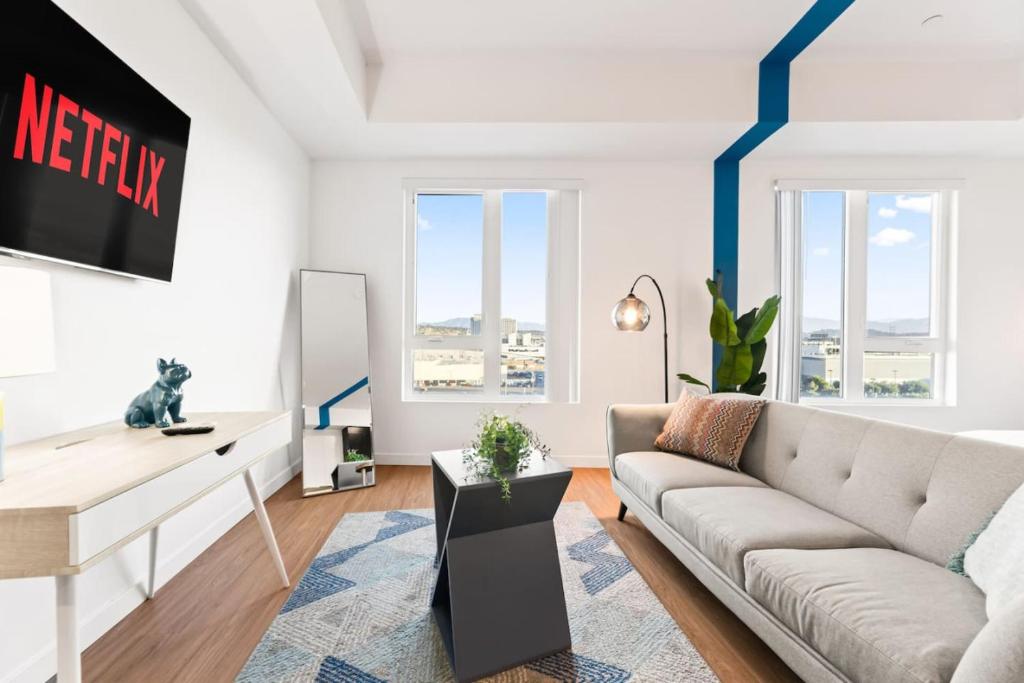 Chic Studio with Stunning DTLA Views, Walk to Metro ลอสแอนเจลิส (ราคา ...