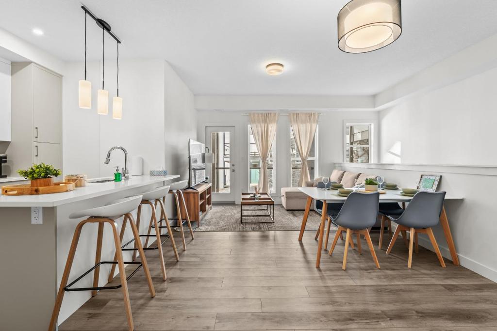 Full Townhouse Cozy Guest Favorite Garage Parking Aspen Neighbourhood ...
