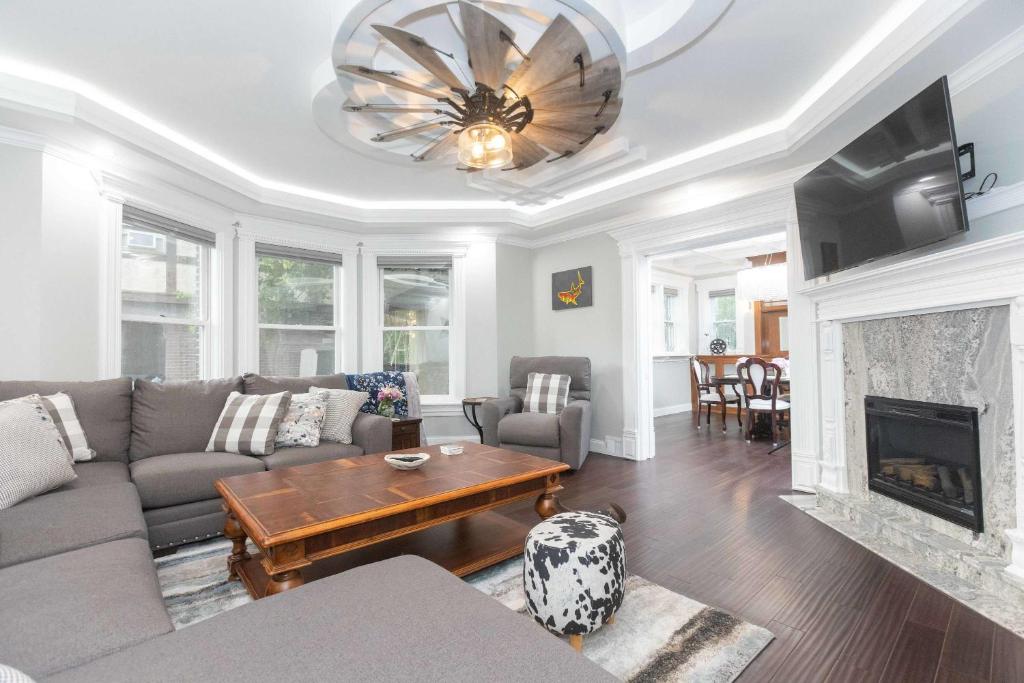 4 BDR Lake Geneva Estate Across from Beach, Lake Geneva (updated prices ...