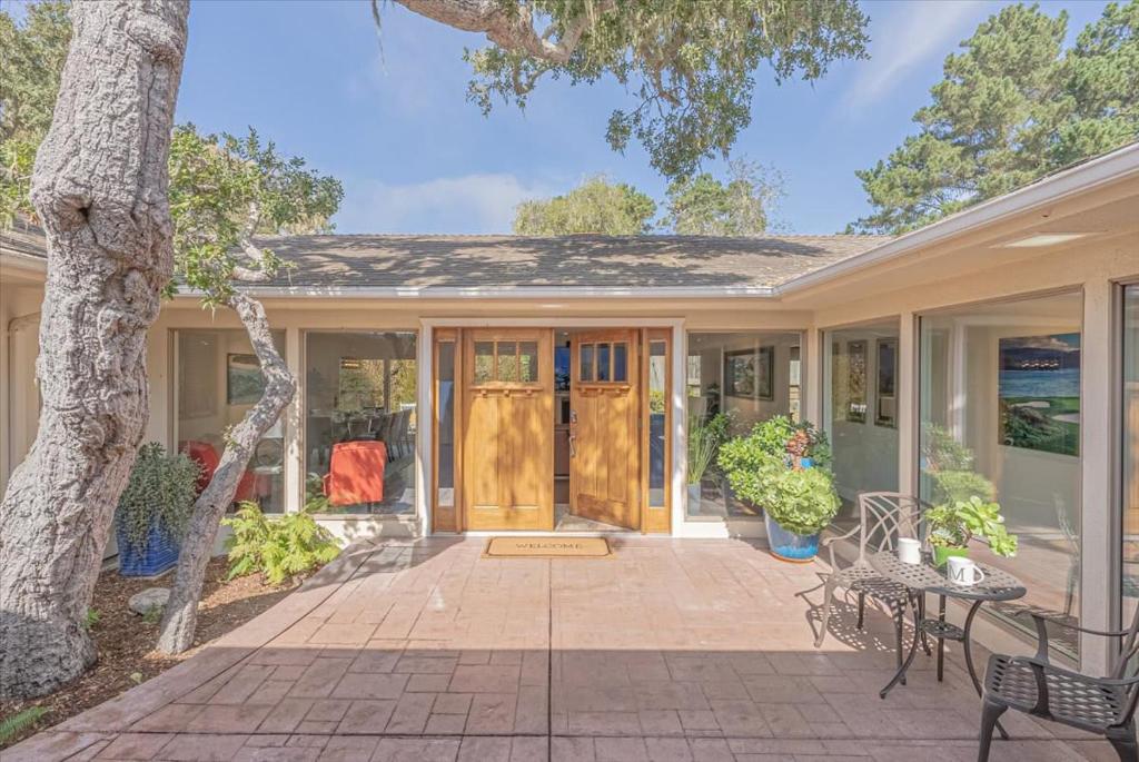 Pebble Beach Barking Seals - 5min walk to the beach, Pebble Beach ...