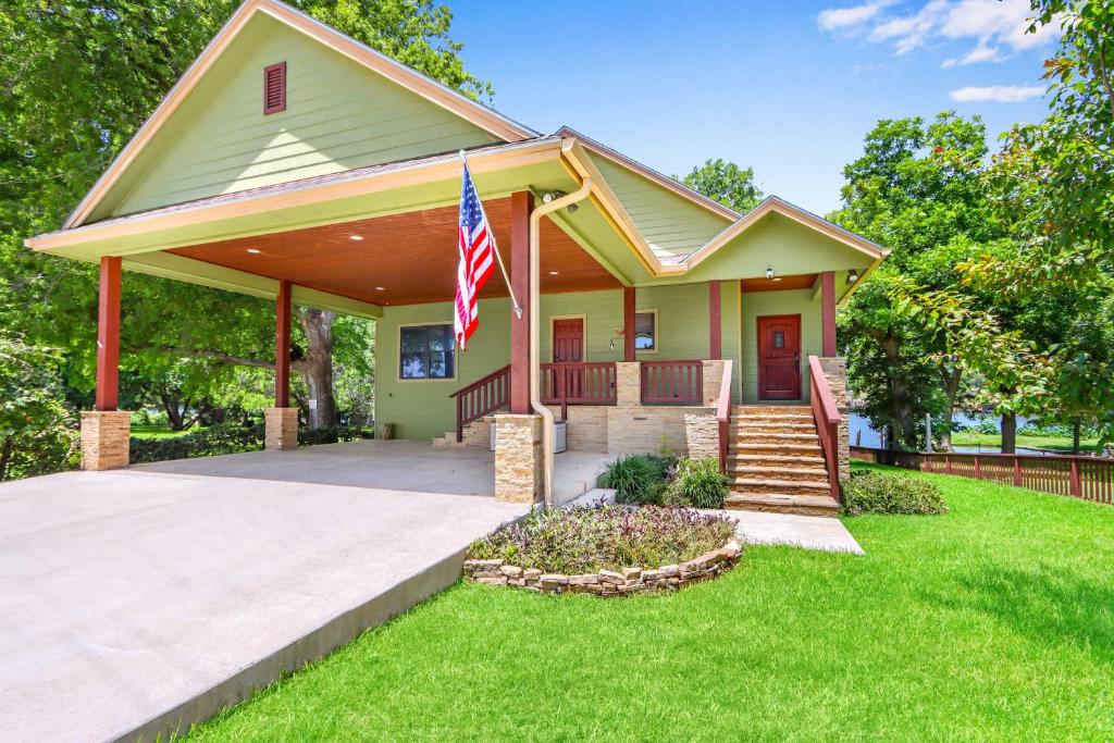 Beautiful Lakefront Cabin - Something For Everyone, New Braunfels ...