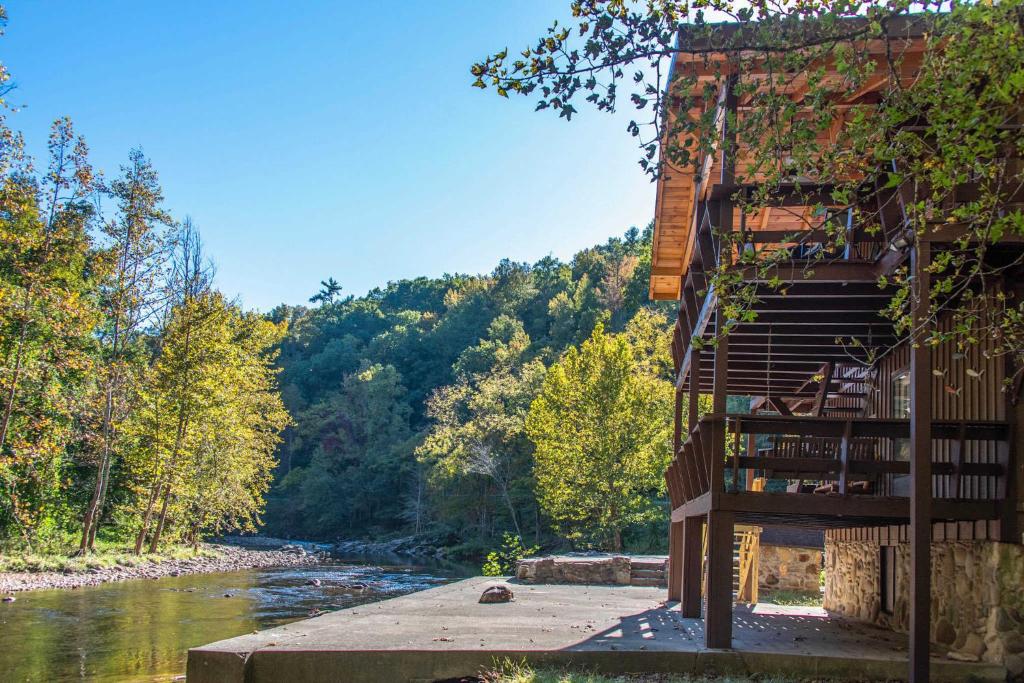 Rays Chalet - Unique and Cozy Riverfront Home, Sevierville (precios ...