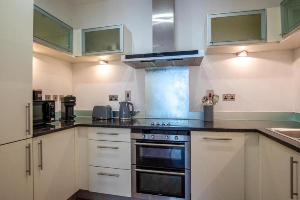 Luxury 2 bed in Canary Wharf, London (updated prices 2026)
