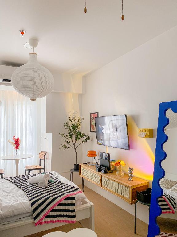 Cozy Room with Free Pool Access & PS4 Located at QC - Luxx Haven ...