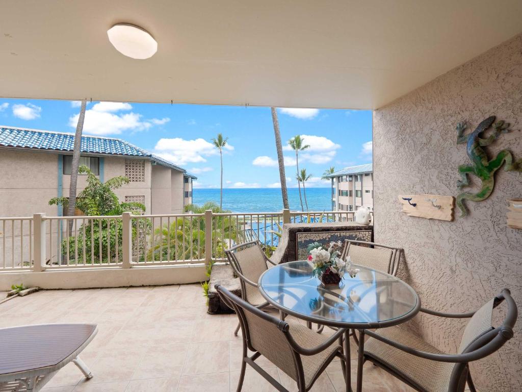Kona Reef F2 - Charming Oceanfront Condo for 4, Kailua-Kona ...