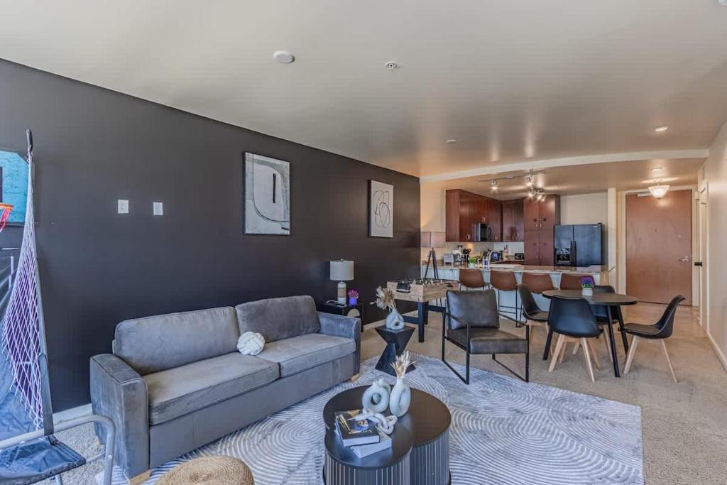 Stylish High-Rise 2BR DT Views Pool Parking, Phoenix (precios ...
