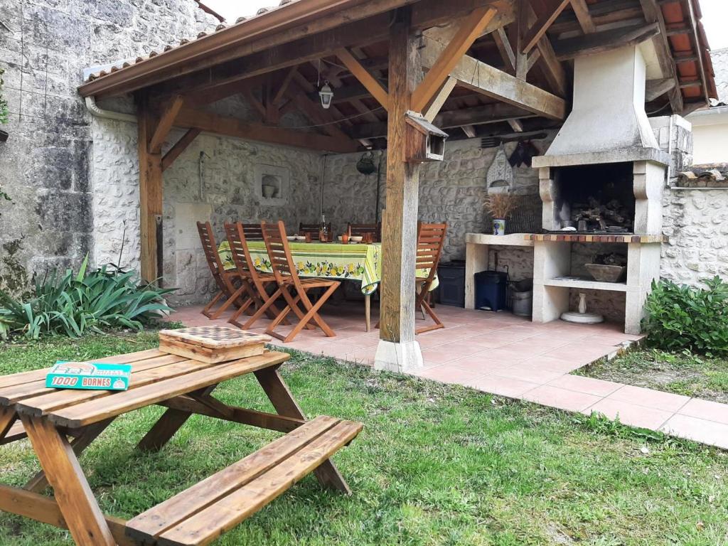 Gîte familial avec jardin, cheminée et équipements bébé – Bellevigne ...