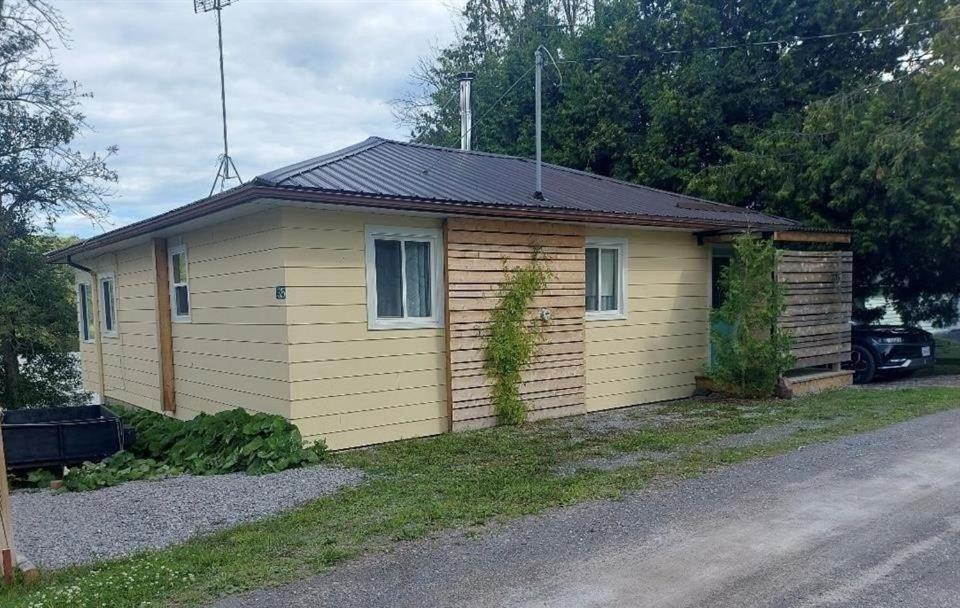 Slice of Heaven on the Otonabee WITH HOT TUB, Bailieboro (preços ...