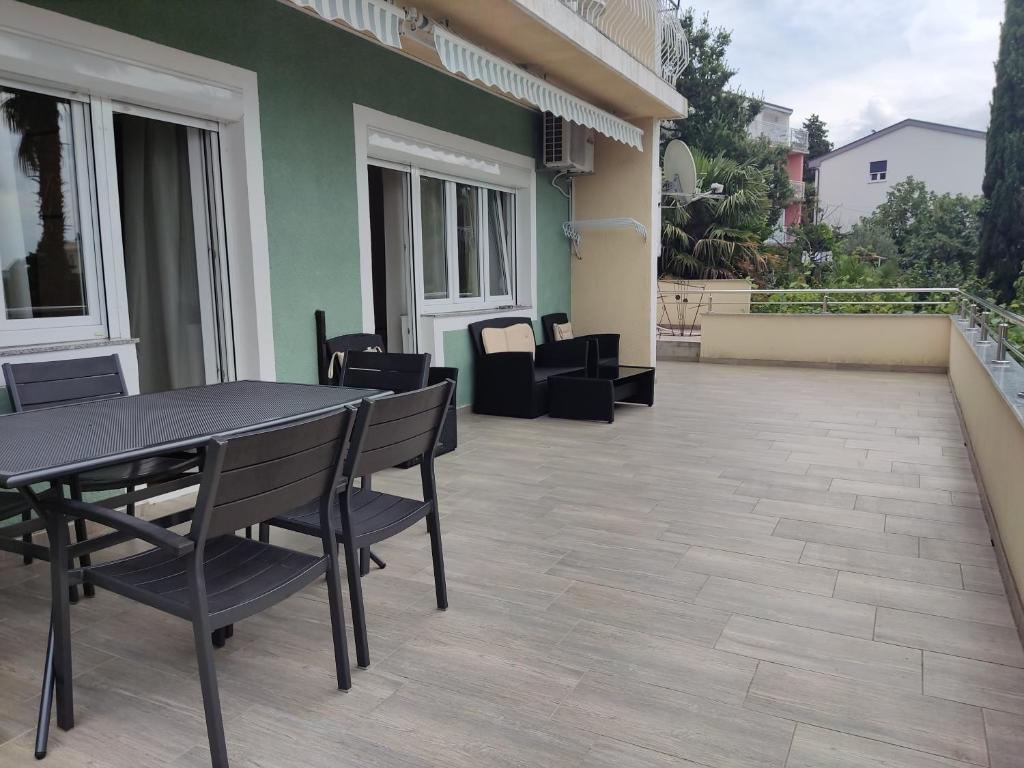 SUPERIOR APARTMENT WITH VERY BIG TERRACE, 3 BEDROOMS VERY CLOSE to ...