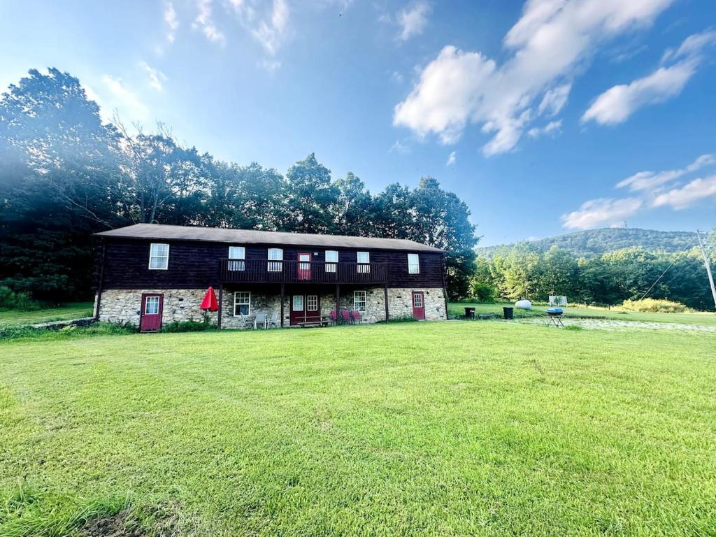 The Enchanted Valley Farm 70 Acre 25 People Stay, Flickerville (updated ...