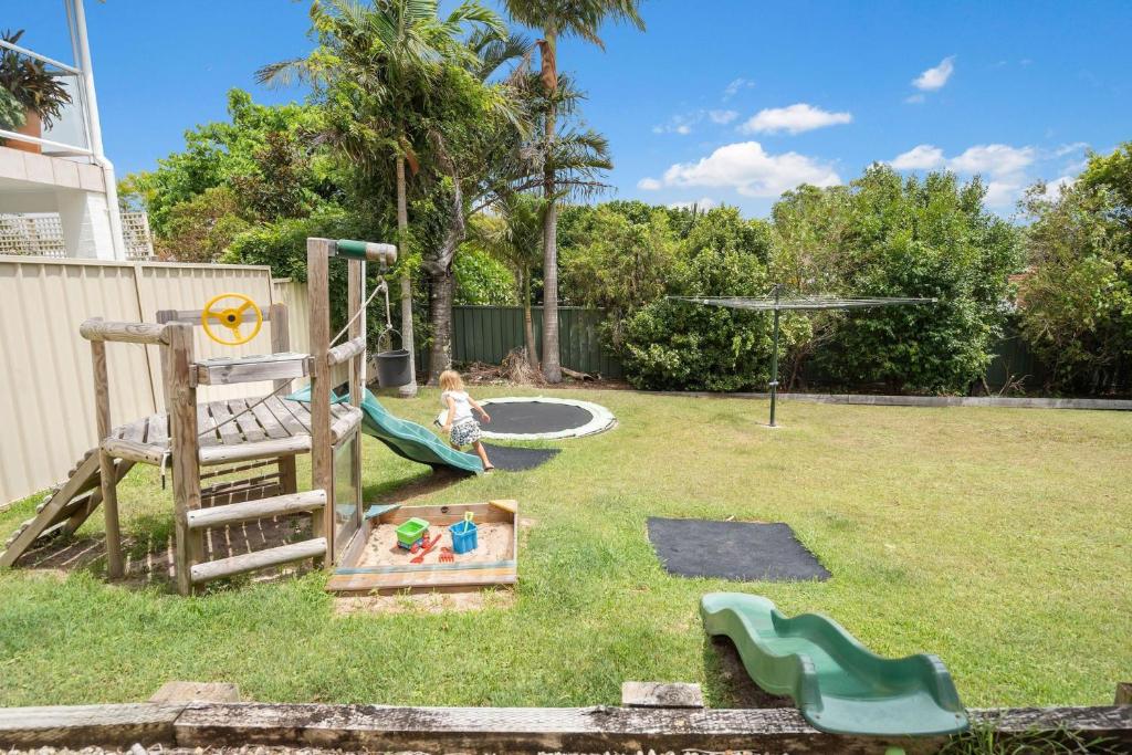 The Wreck Room, 6 Flannel Flower Fairway - fantastic house filled with ...