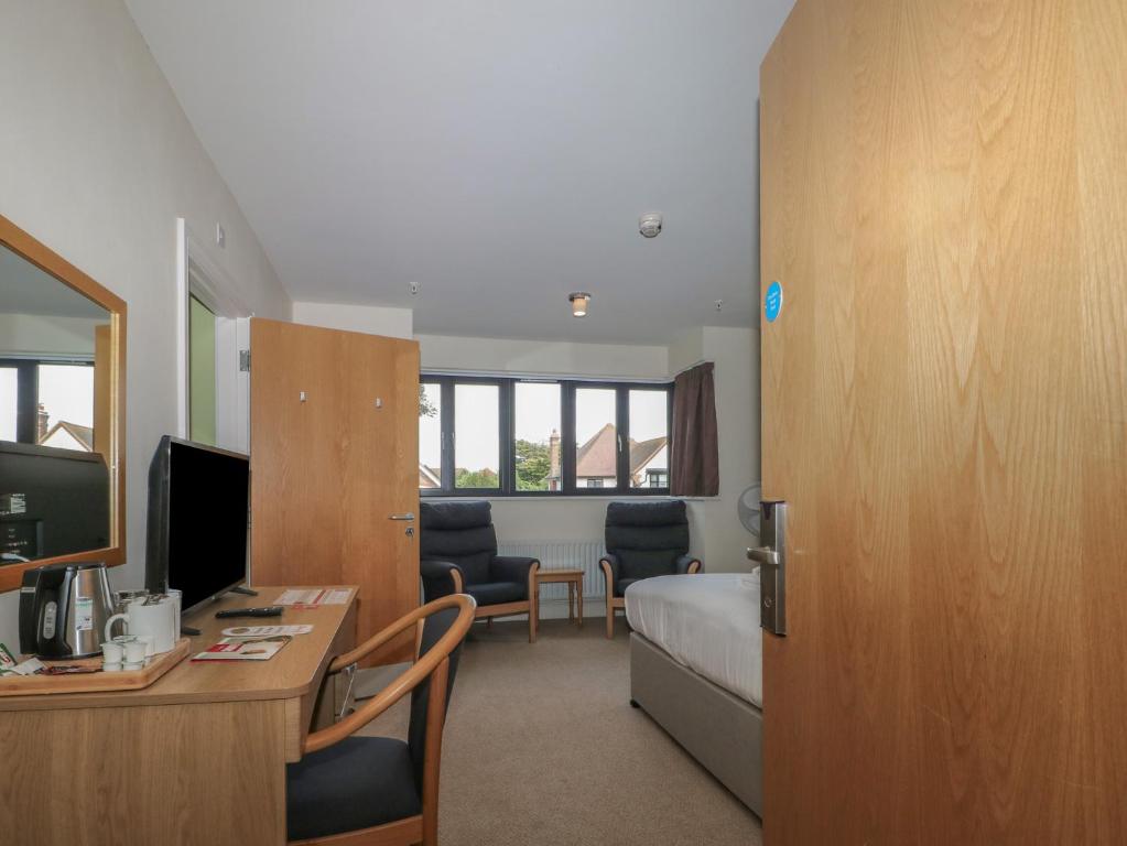 The Watchtower at Marine Court, Littlehampton (updated prices 2026)