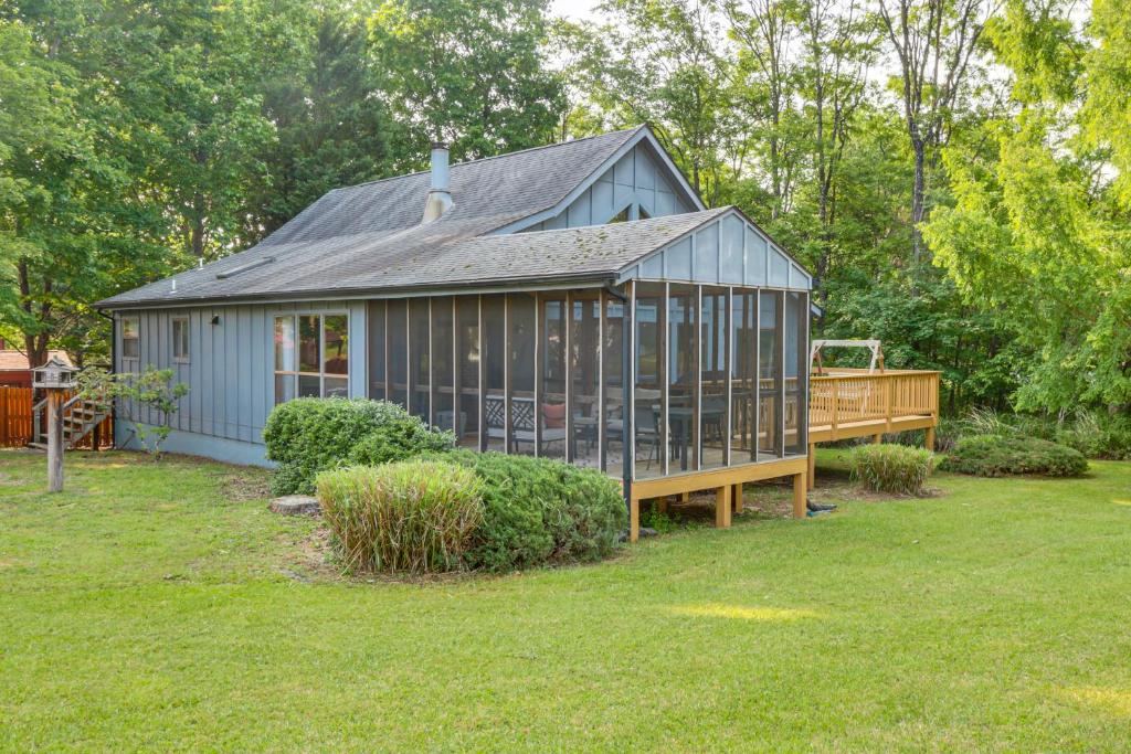 Pool Access Peaceful Cabin in The Woods Resort!, Hedgesville (updated ...