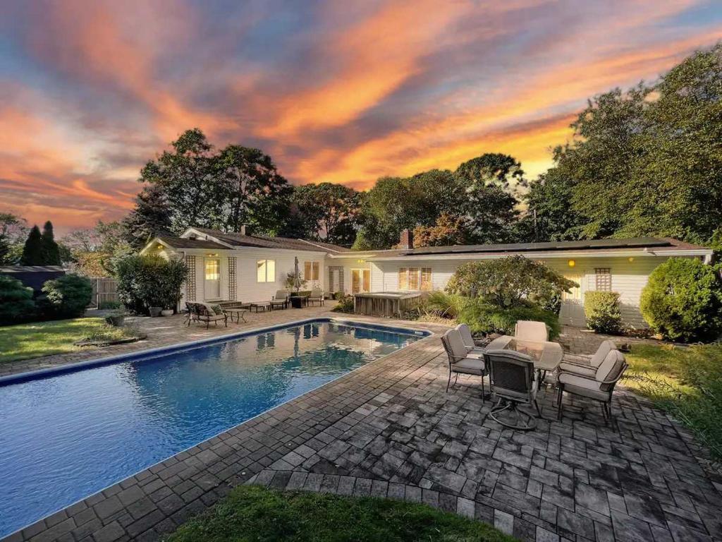 Stylish Sunset Retreat: Near Beach, Pool, Hot Tub, Wading River ...