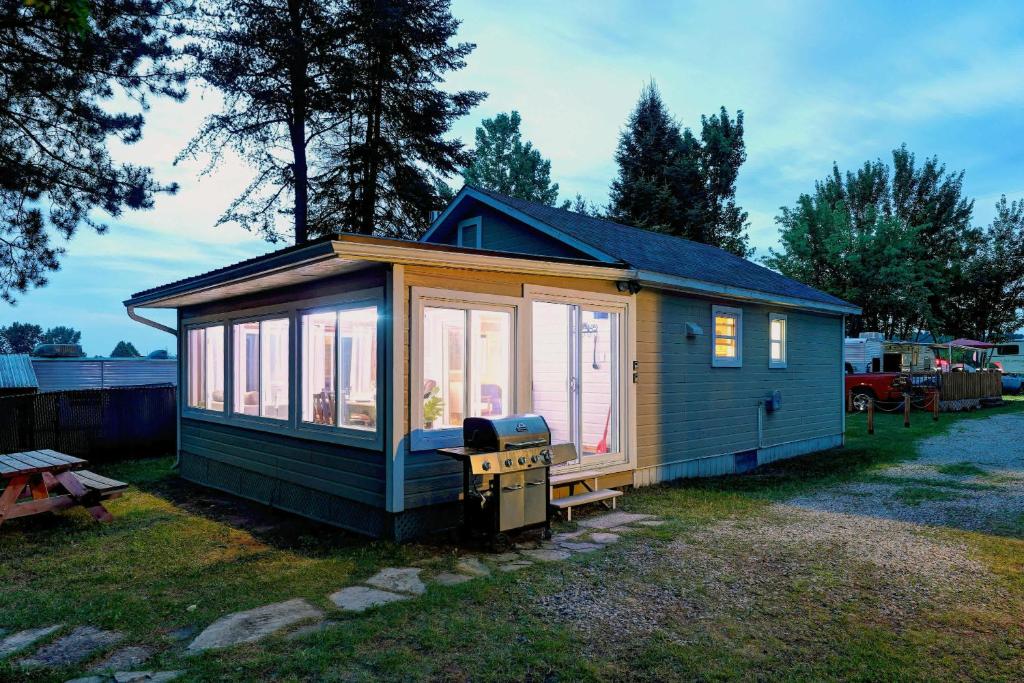 Glamping chalet on campsite Boat Lac Naviguable, Saint-Michel-des ...