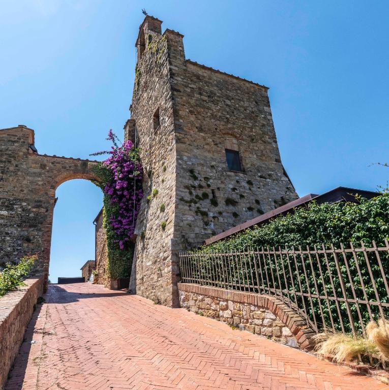 Villa esclusiva nella torre del castello di Tignano tra lusso, storia e ...