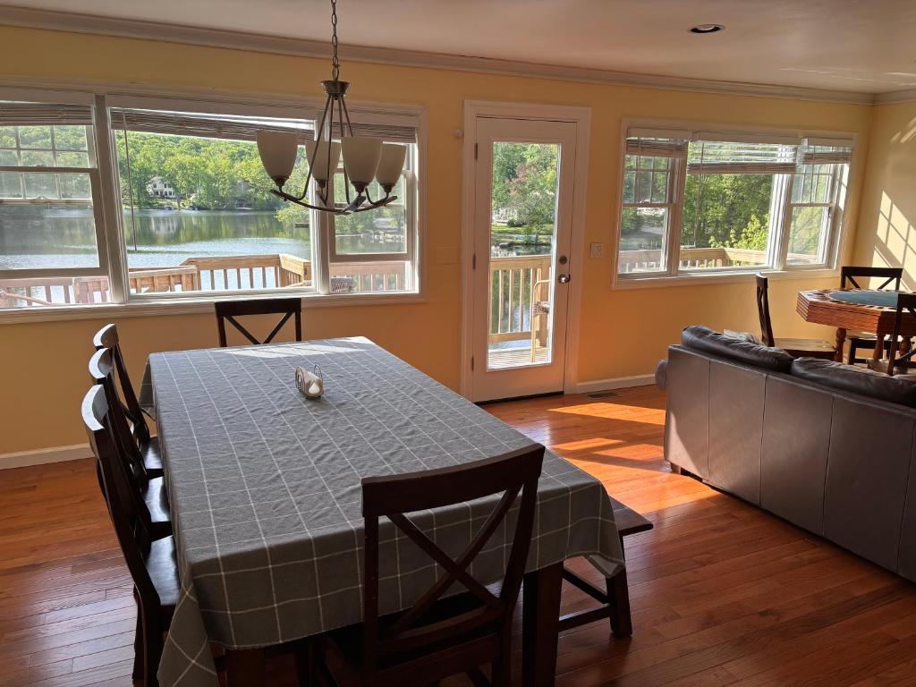 Large family house on the lake, Hewitt (updated prices 2025)