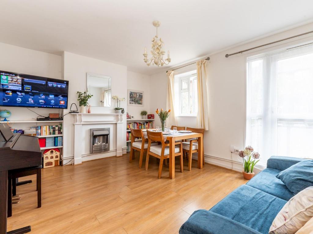 Pass the Keys Bright 2-bed Flat by Thames Fast London Access, London ...