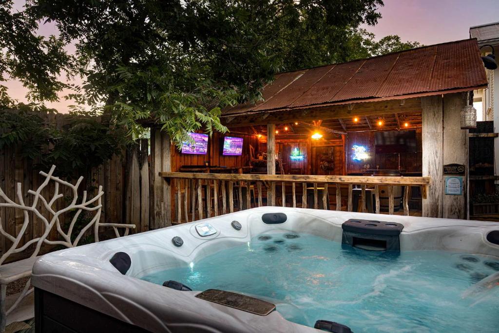 Charmed Haus - Hot tub & Pool Table, Frederiksburg (ažurirane cene za 2025. godinu)