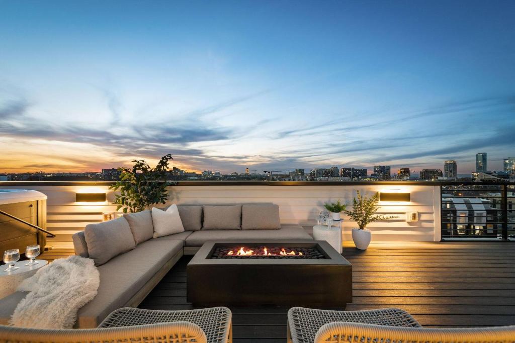 Archer House | Hot Tub Rooftop | Downtown Luxury!, Nashville (prezzi ...
