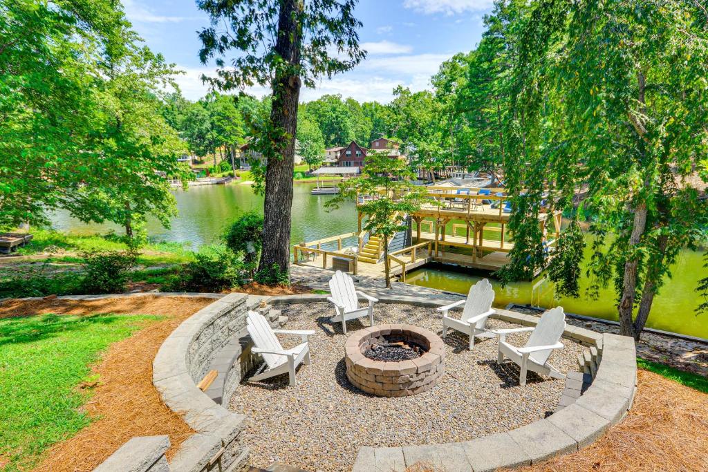 Dock and 2-Story Boat Slip Badin Lake Cabin, New London की (2026 के लिए ...