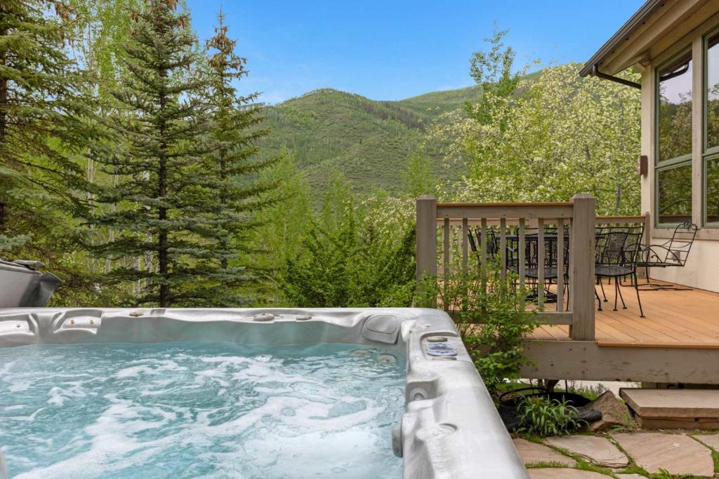 Maison de Neige - Breathtaking Mountain Stay for 8 with Hot Tub, Vail ...