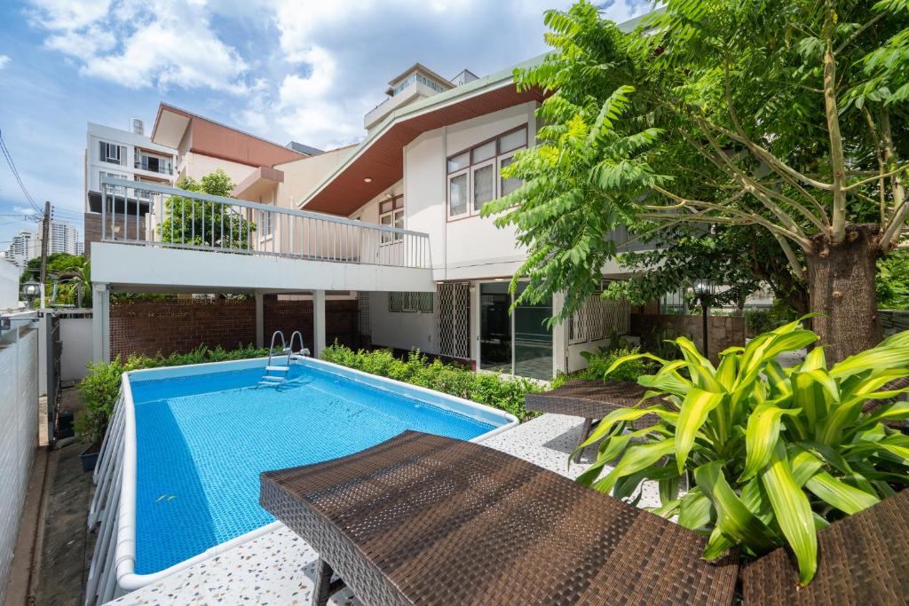 MIQ S22 Pool Villa PhromPhong Emsphere 5BR, Bangkok (updated na presyo ...