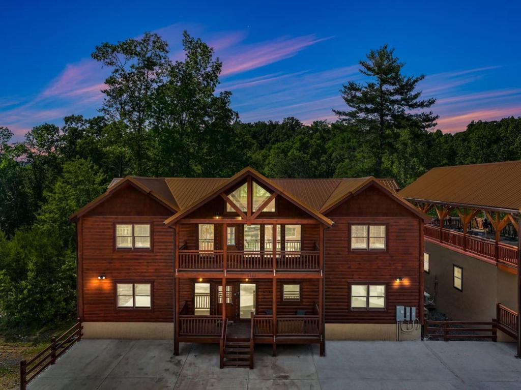 Cha Chas Castle 8BR Sleeps 30 w Pool Jacuzzi, Sevierville (updated ...