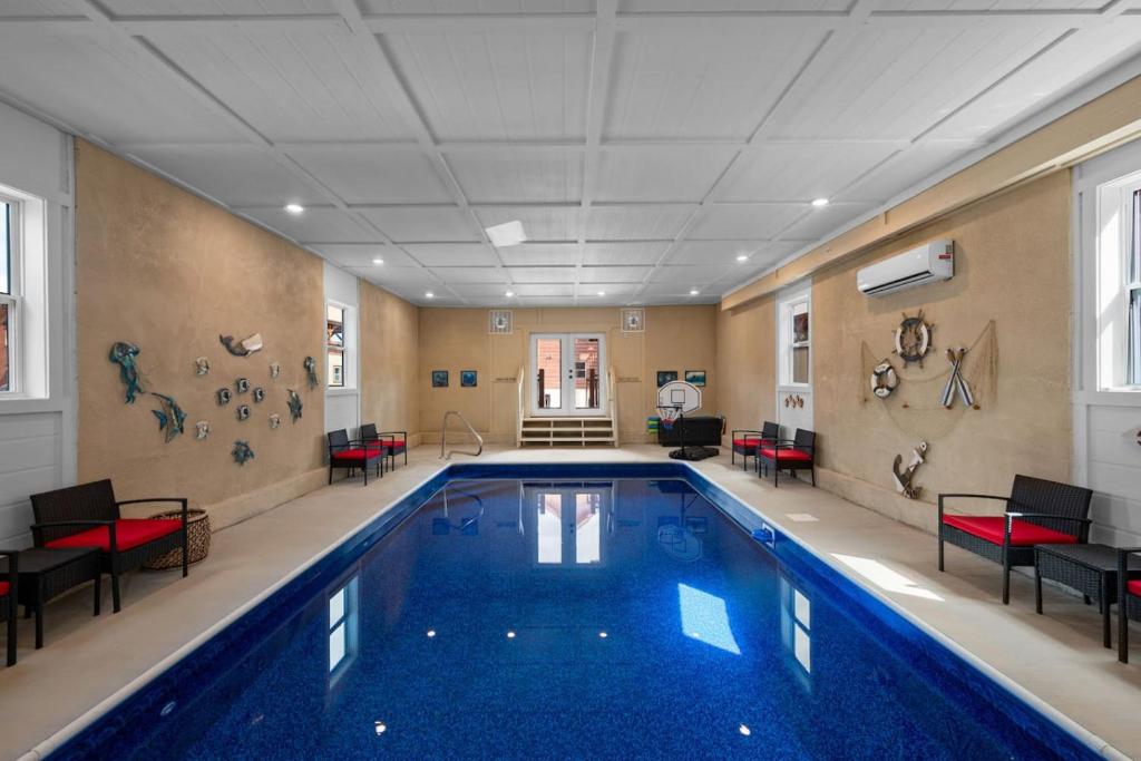 Cha Chas Castle 8BR Sleeps 30 w Pool Jacuzzi, Sevierville (updated ...