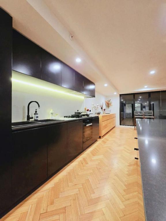 MHYL Mel CBD QV1 Private 3B2B 2parking 150sqm, Melbourne (updated prices 2025)