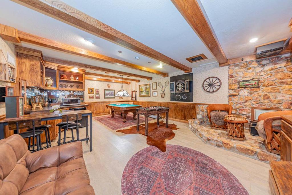 Vintage Sunset Villa by Bass Lake 17 miles from Yosemite National Park ...