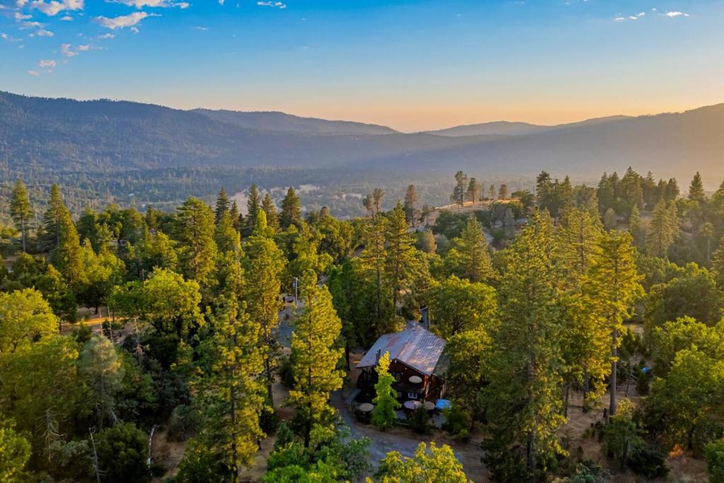 Queen Anne Villa by Bass Lake, 20 min to Yosemite, Oakhurst (prisene ...
