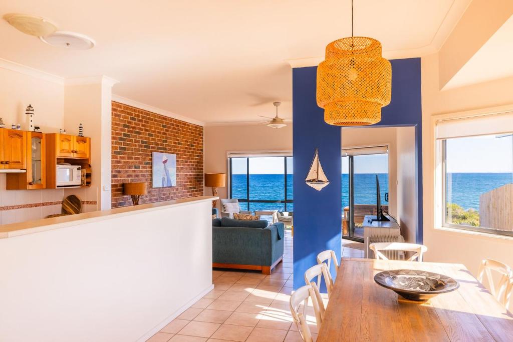 Ocean Views, 4 Ocean Street - Absolute Waterfront Retreat at Fishermans ...