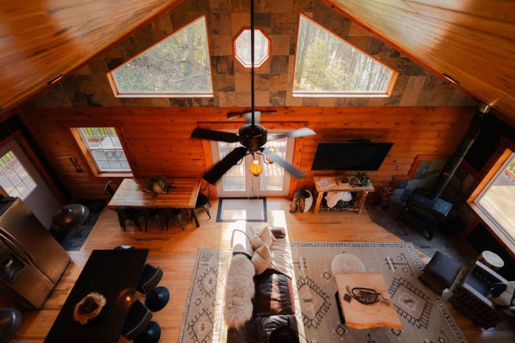 COZY Cabin with Hot Tub - Near all in Hocking Hills, Logan (updated ...