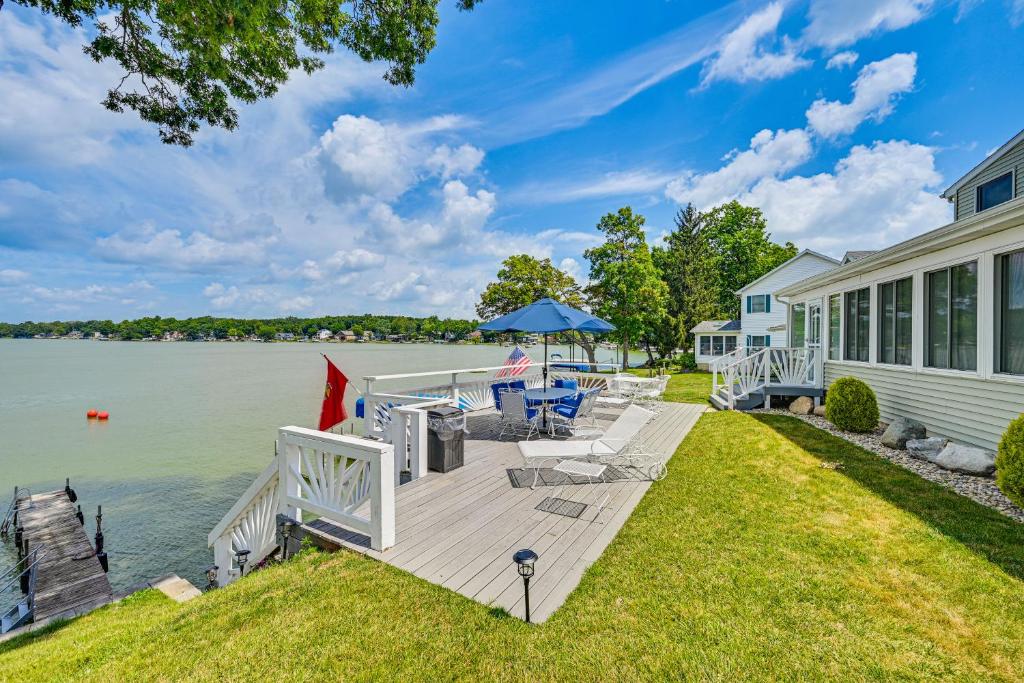 Private Indoor Hot Tub Fish and Boat on Sylvan Lake, Rome City (prețuri ...