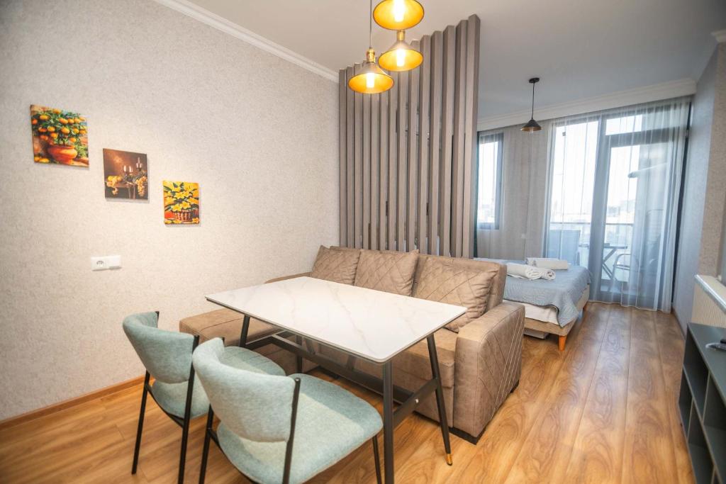 Batumi Studio Steps from the Sea and Mall - Wehost، باتومي (أسعار محدثة لعام 2025)