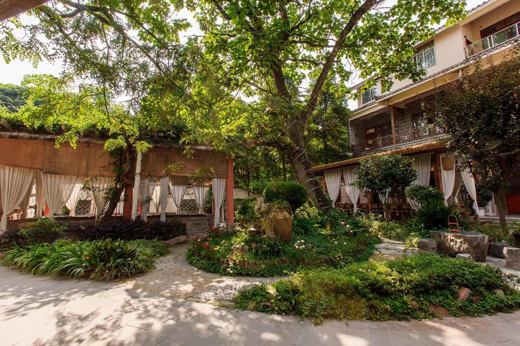 Dujiangyan Whispering Wind Hot Spring Resort Homestay(Near HSR Station ...