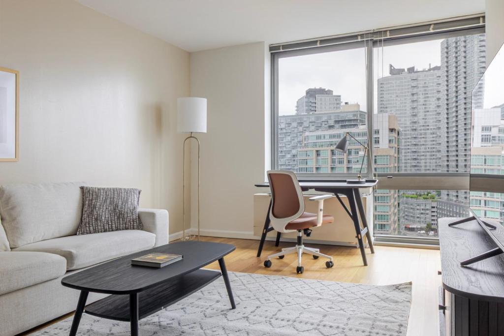 Blueground Long Island City rooftop nr Gantry Plaza NYC-1882, New York (posodobljene cene za ...